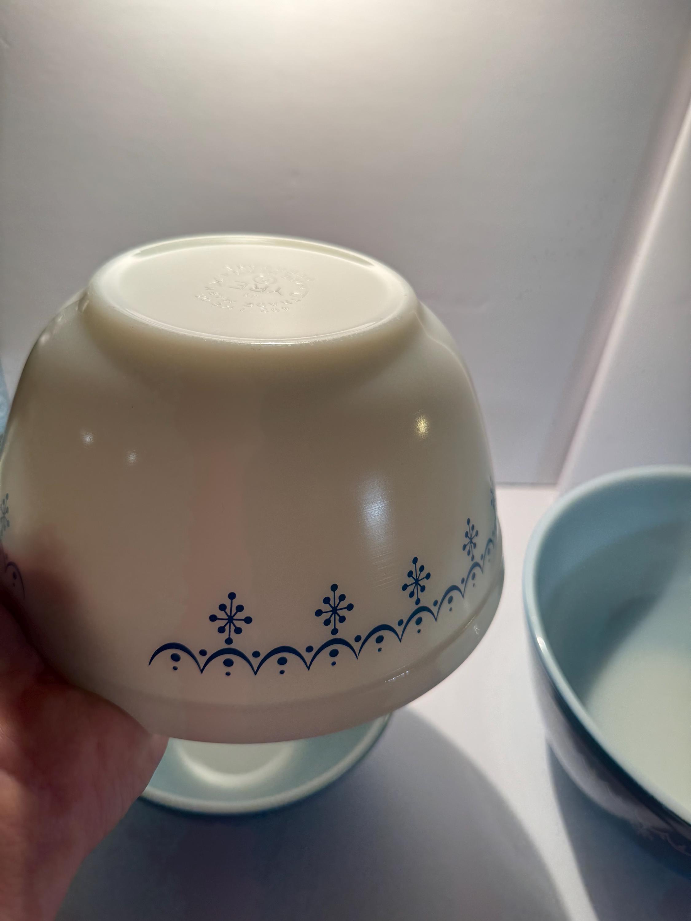 Vintage Pyrex Snowflake Garland Mixing Bowl Set of 3. PYREX Embossed on ...