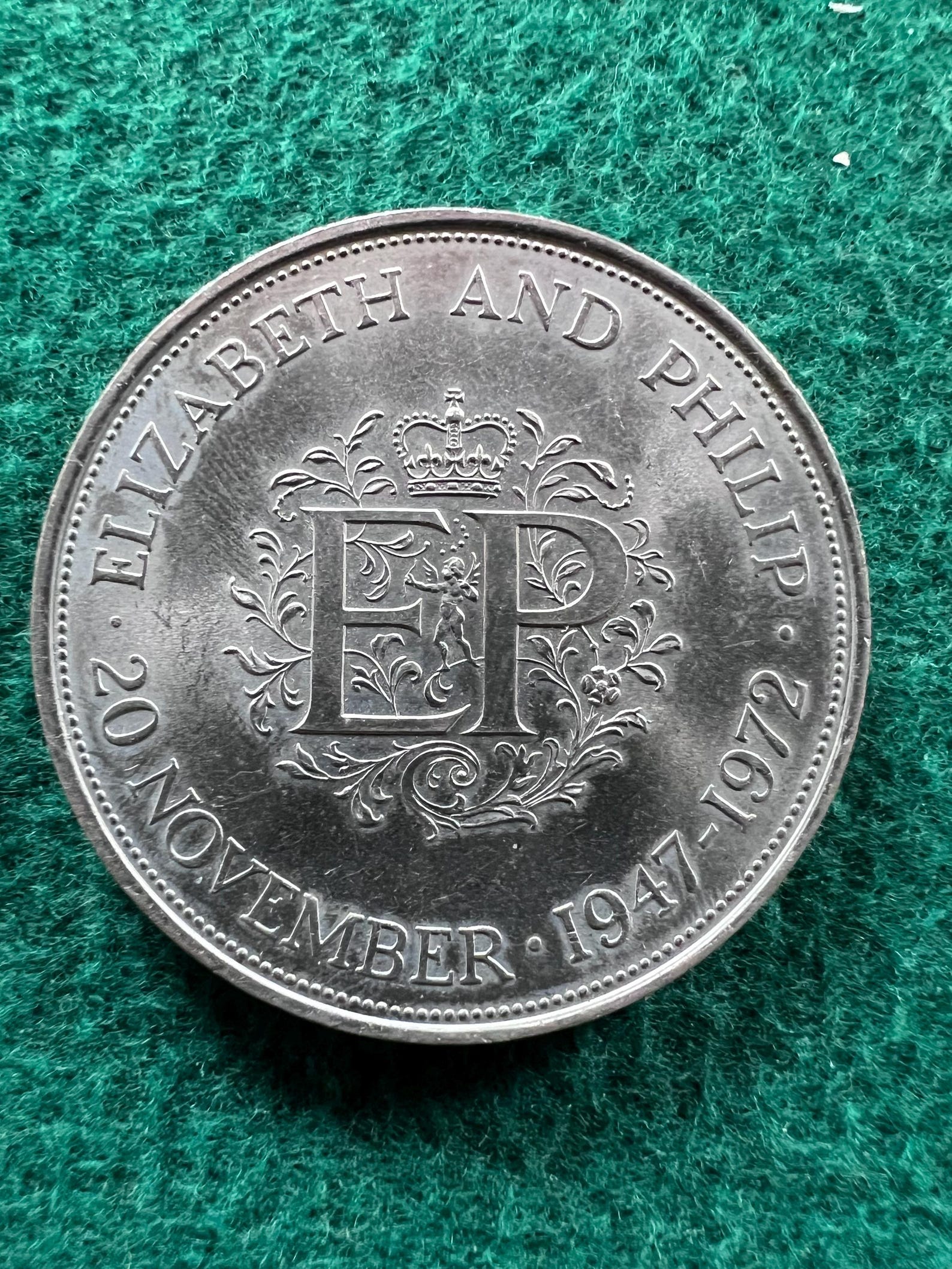 QUEEN ELIZABETH & PHILIP Crown Coin - British Five Shilling Coin 1972 ...