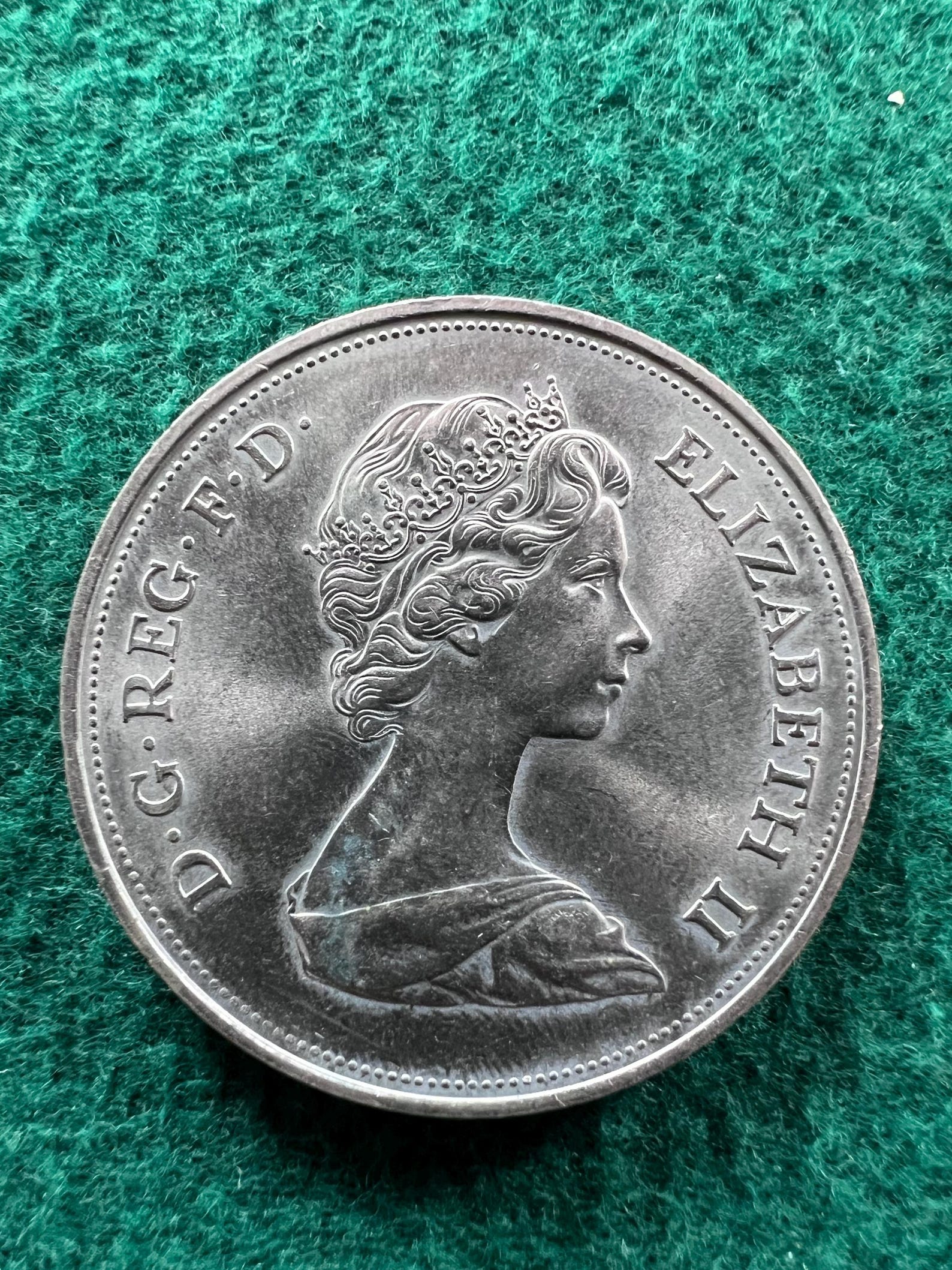 QUEEN ELIZABETH & PHILIP Crown Coin - British Five Shilling Coin 1972 ...