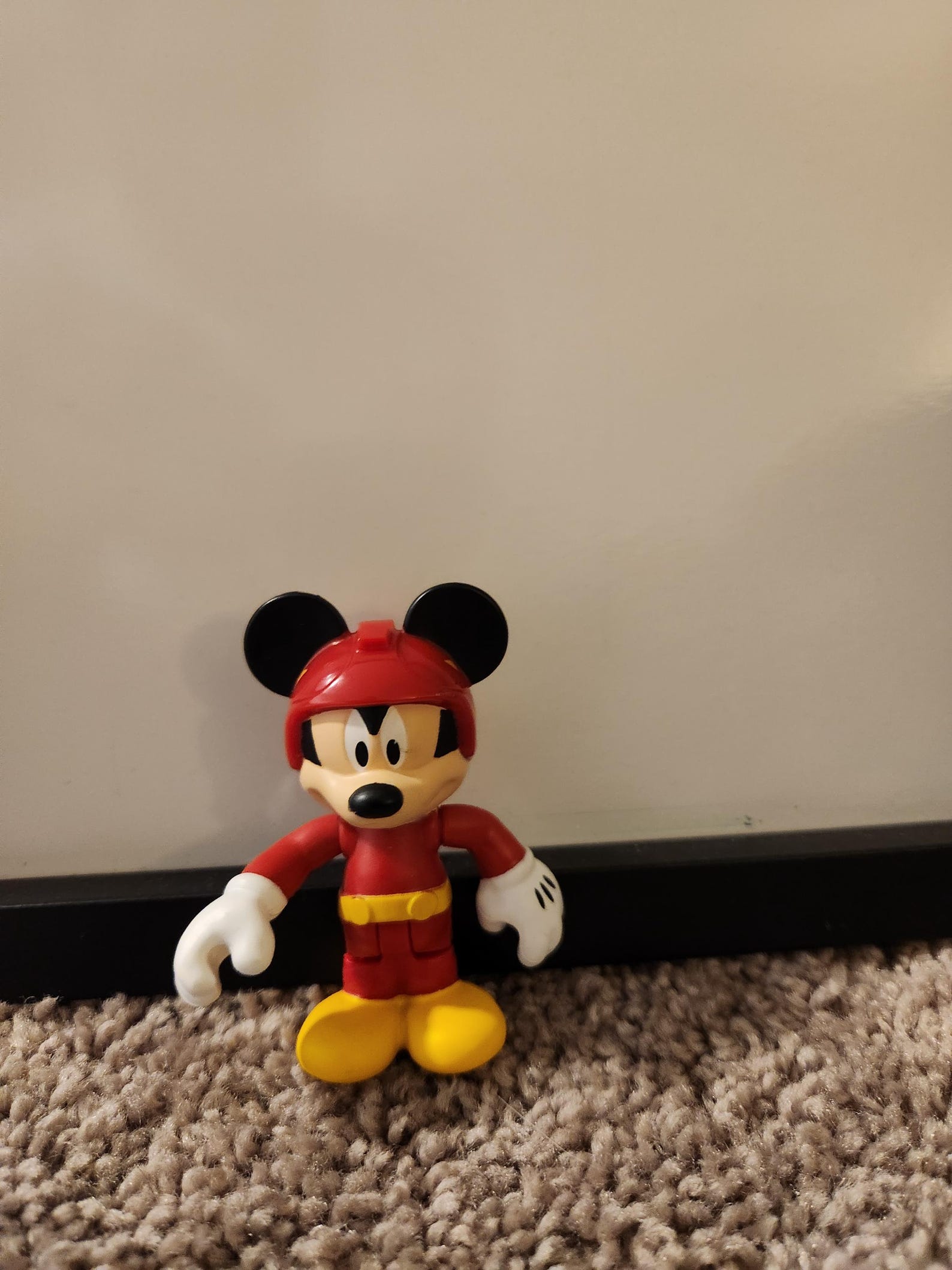 2016 MICKEY MOUSE Mattel BENDABLE Action Figure With Removable Trophy ...