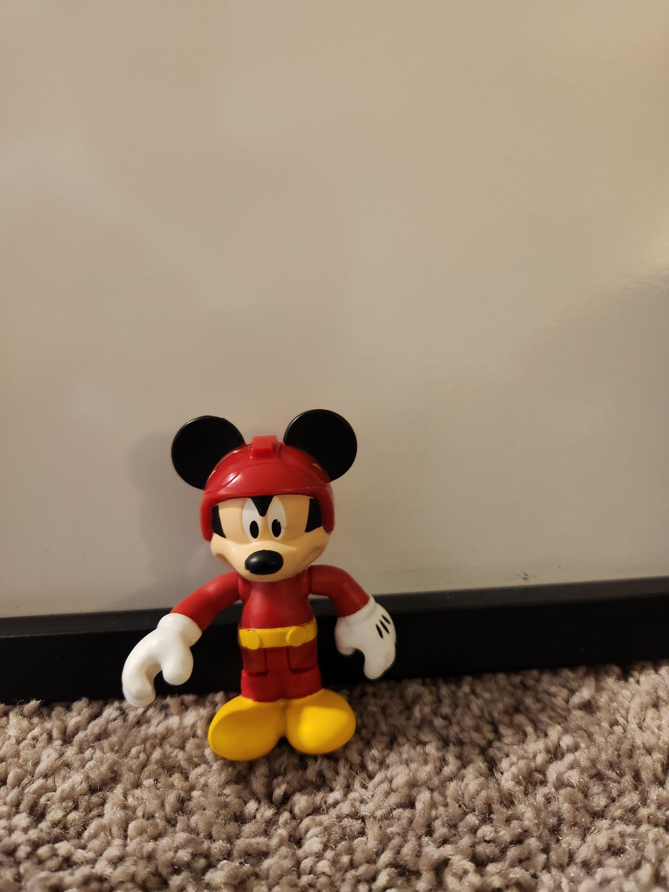 2016 MICKEY MOUSE Mattel BENDABLE Action Figure With Removable Trophy ...