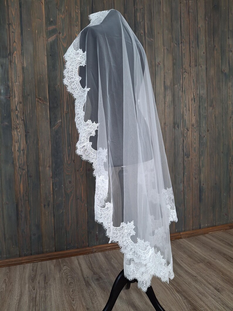 Lace Mantilla Veil Short Bridal Fingertip Veil Chantilly Lace Veil Knee ...
