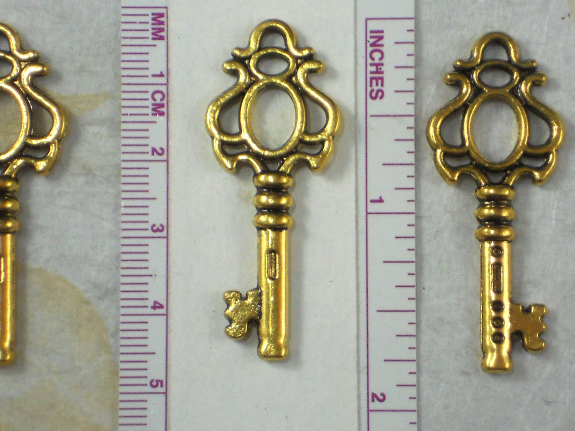 5 Looking Glass Keys Pendants Gold Tone Vintage Look Key 42mm | Etsy