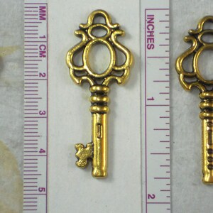 5 Looking Glass Keys Pendants Gold Tone Vintage Look Key 42mm - Etsy