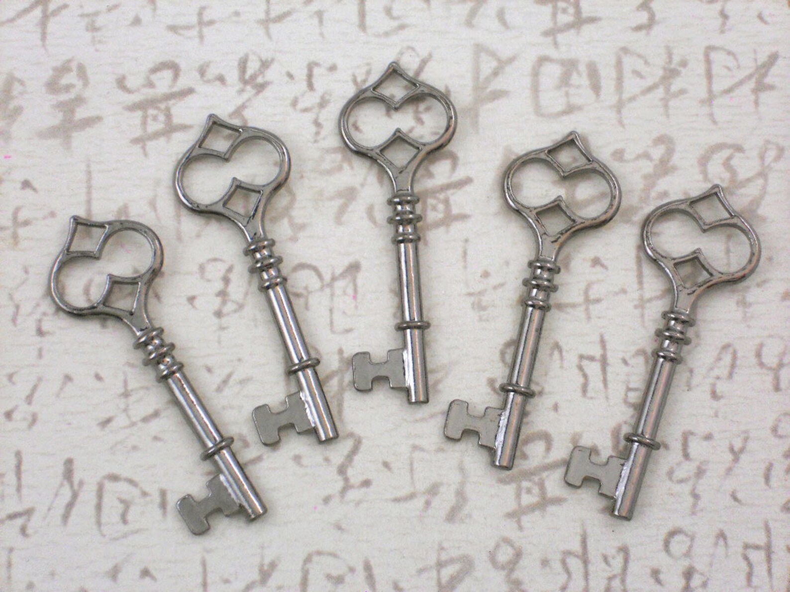 4 Skeleton Keys Gun Metal Dark Silver Black Large Pendants - Etsy