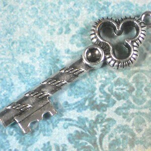 Bulk 15 Keys Fancy Silver Tone Clover 2 Long Skeleton Key Pendants ...