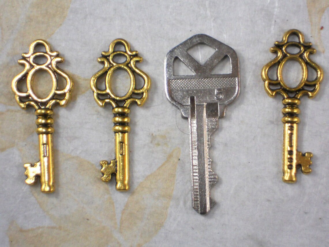 5 Looking Glass Keys Pendants Gold Tone Vintage Look Key 42mm | Etsy
