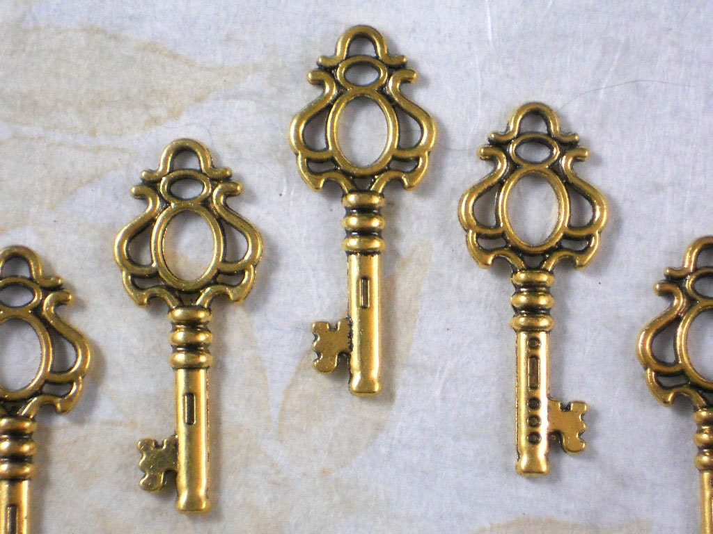 5 Looking Glass Keys Pendants Gold Tone Vintage Look Key 42mm | Etsy