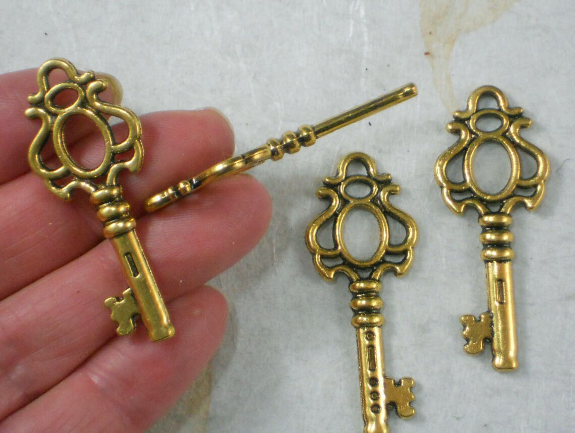 5 Looking Glass Keys Pendants Gold Tone Vintage Look Key 42mm | Etsy