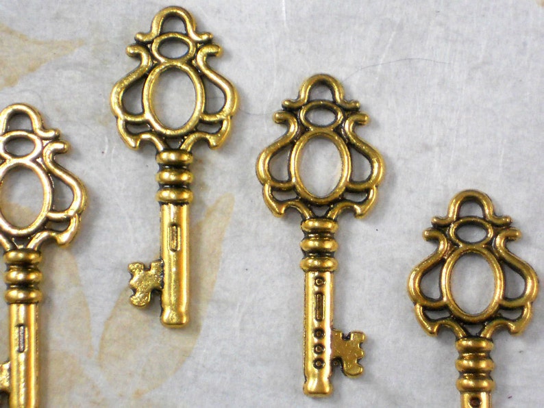 5 Looking Glass Keys Pendants Gold Tone Vintage Look Key 42mm | Etsy
