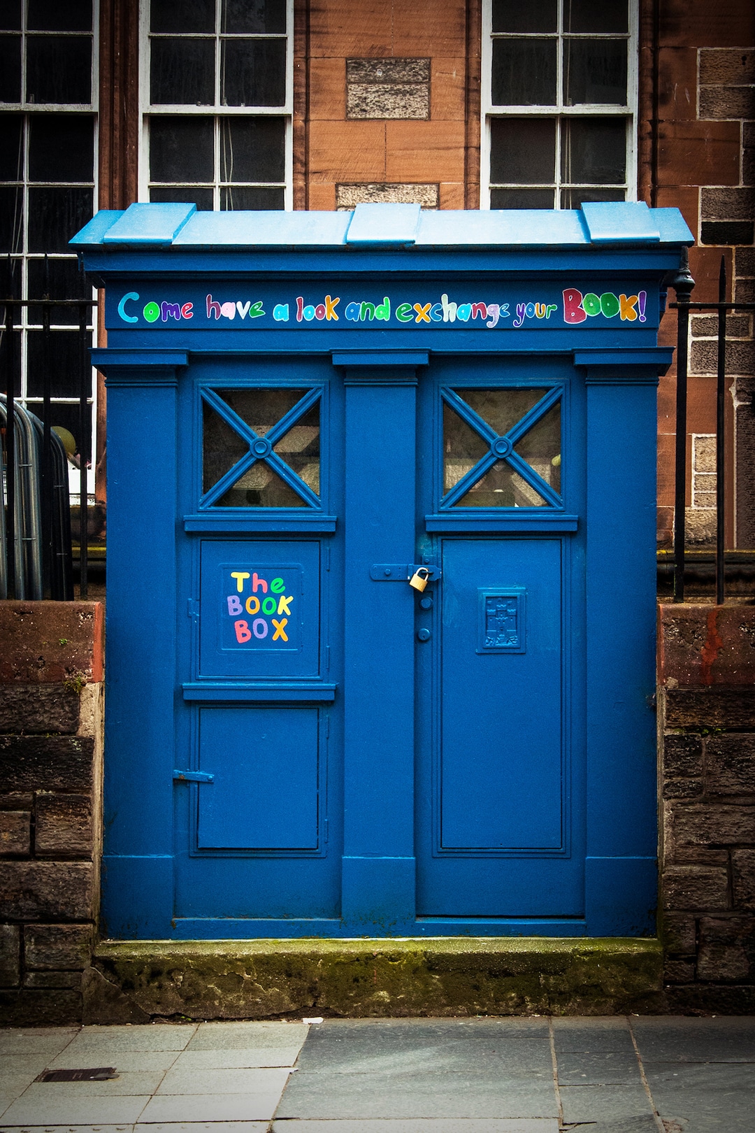 Notting Hill London Photograph - Blue Free Library - Bibliophile Home ...