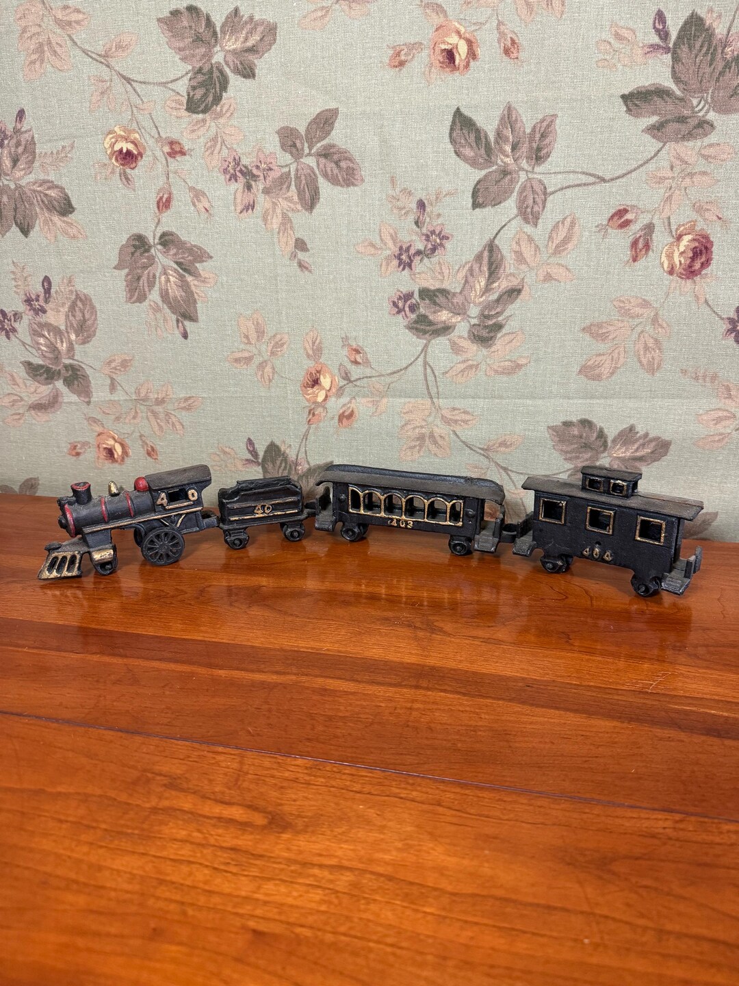 Vintage 4-piece Cast Iron Train Set Locomotive and Coal Car #40 ...
