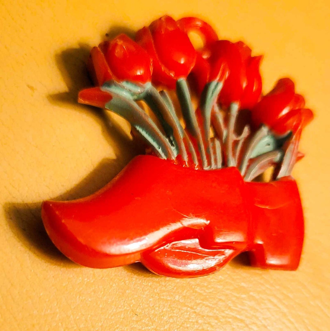 Vintage Bakelite Dutch Shoes Tulips Red Window Shade Pull Pendant Charm ...