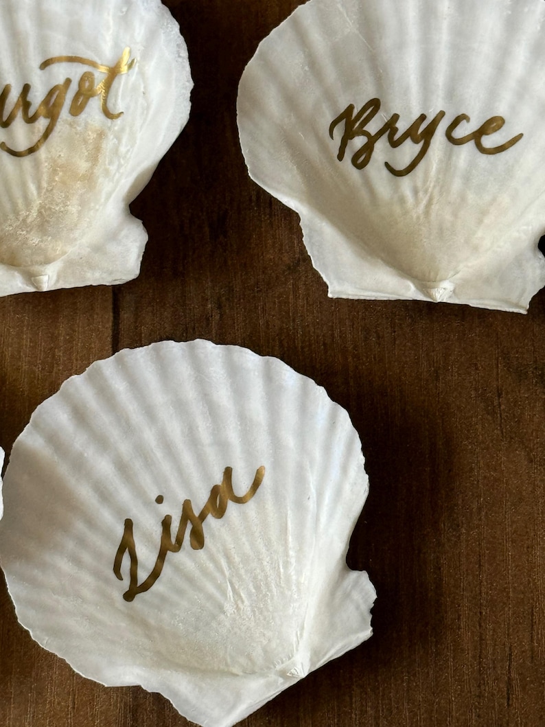 Hand-lettered Scallop Shell Place Card | Beach Wedding Decor - Etsy