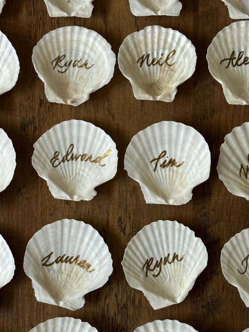 Hand-lettered Scallop Shell Place Card | Beach Wedding Decor - Etsy