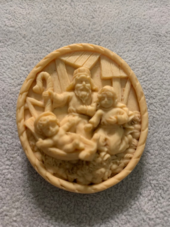 Manger Scene Jesus Mary and Joseph Nativity Brooch Pin - Gem