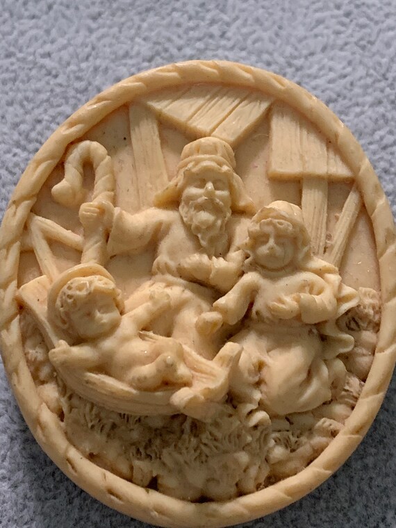 Manger Scene Jesus Mary and Joseph Nativity Brooch Pin - Gem