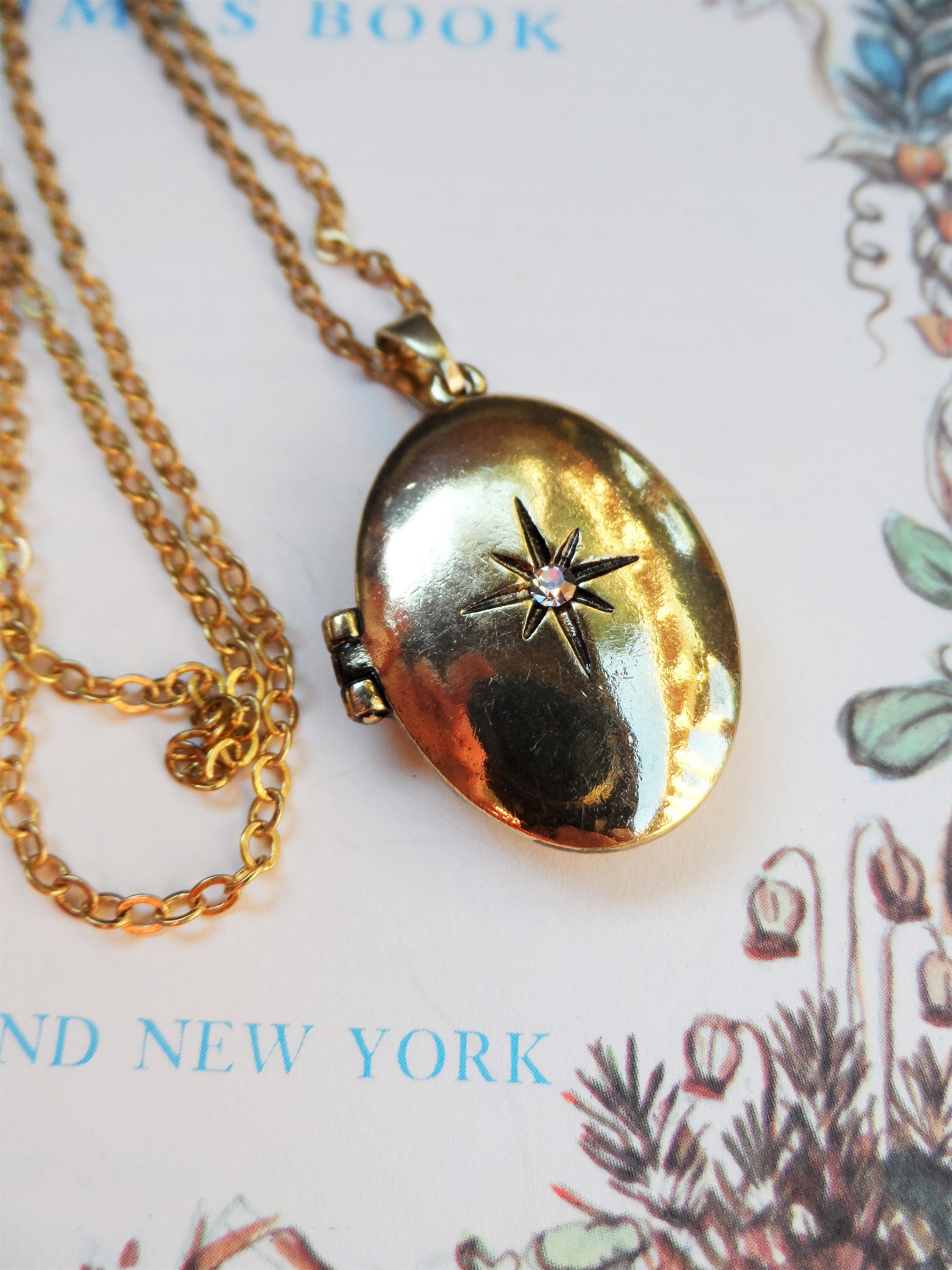 Vintage Style Locket Necklace Oval Locket Star Design Crystal Rhinestone Magnetic Photo Locket with Long Chain Antique Gold Sunburst Design