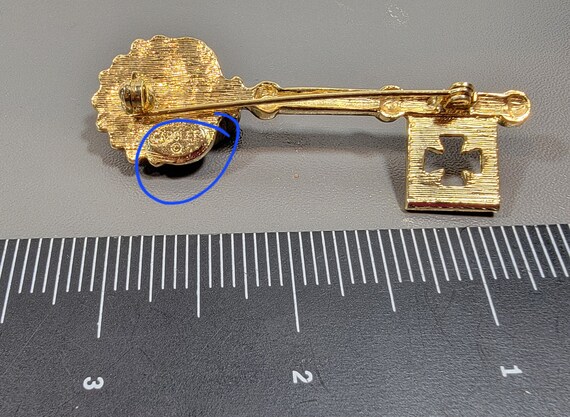 golden skeleton key brooch large vintage carolee malt… - Gem