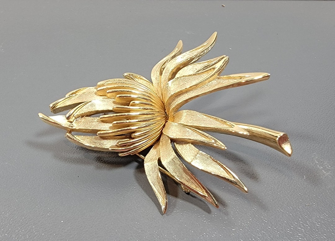 Trifari Flower Brooch Gold Tone Trifarium Blossom Jacket Brooch - Etsy