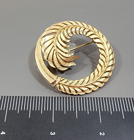 Trifari feather brooch gold tone circle large satin f… - Gem