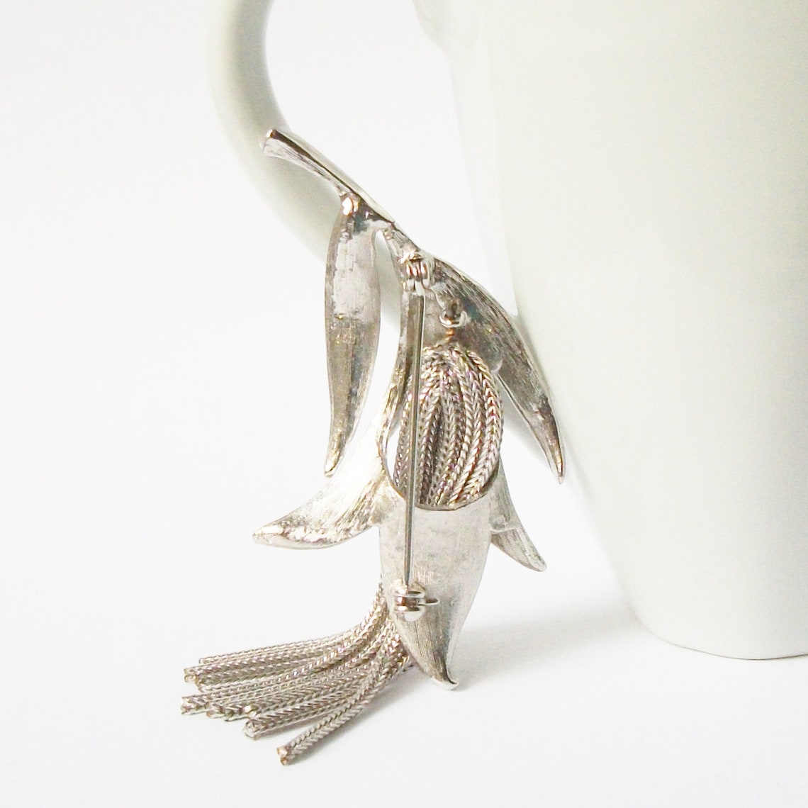 Vintage Lily Brooch - Etsy