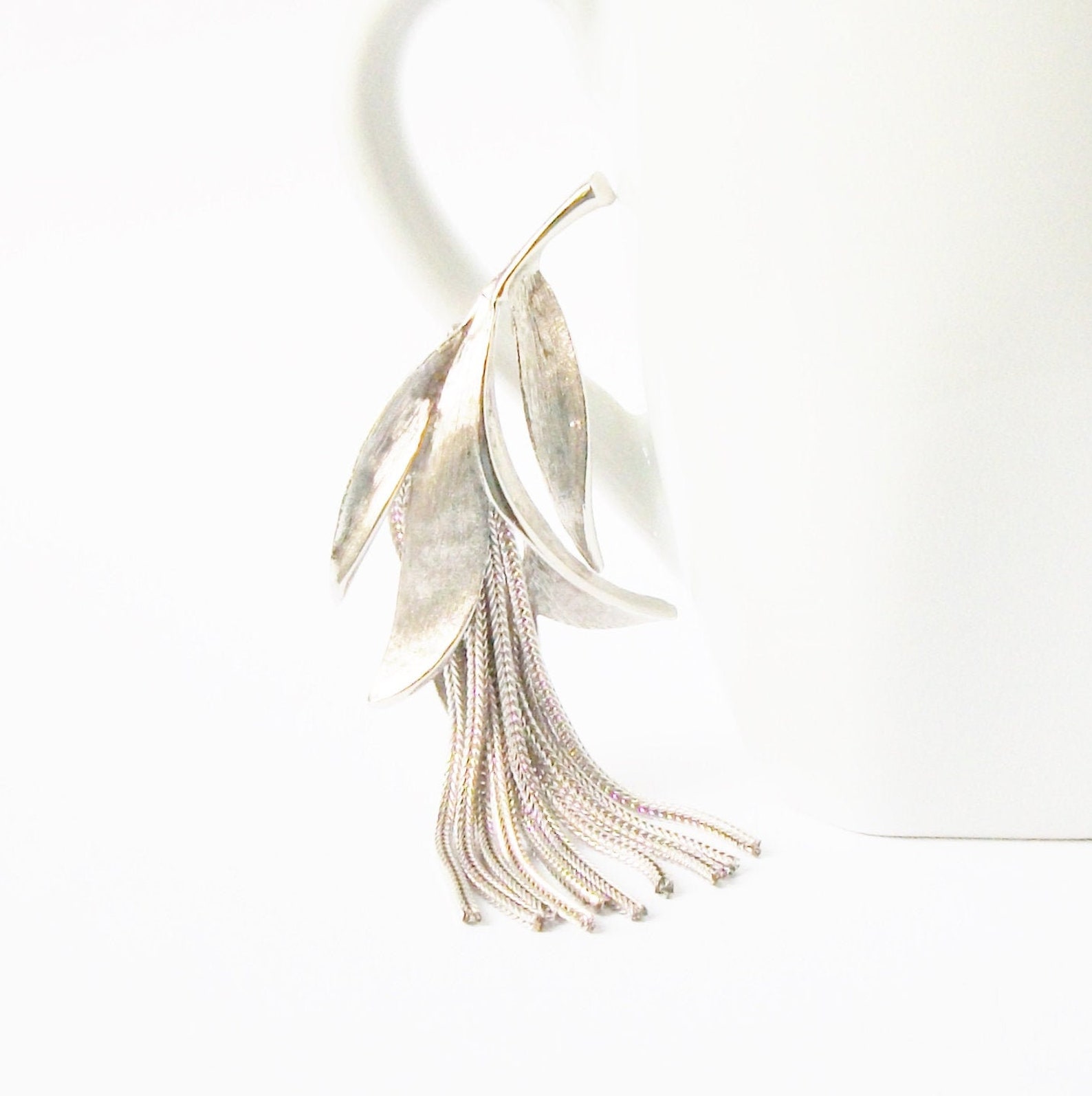 Vintage Lily Brooch - Etsy
