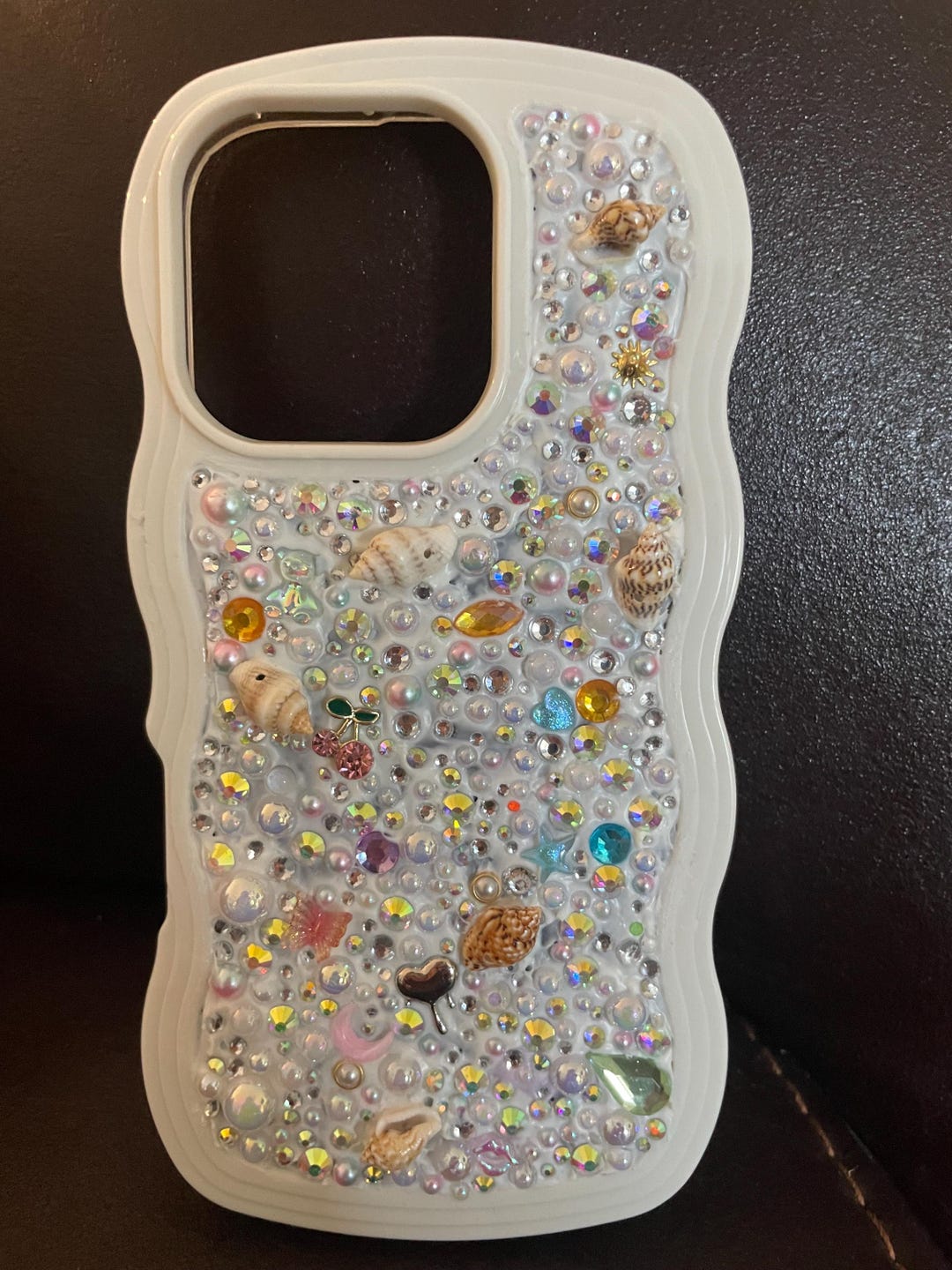 Coque pour iPhone 16 Pro. fait main avec des breloques, des coquillages ...