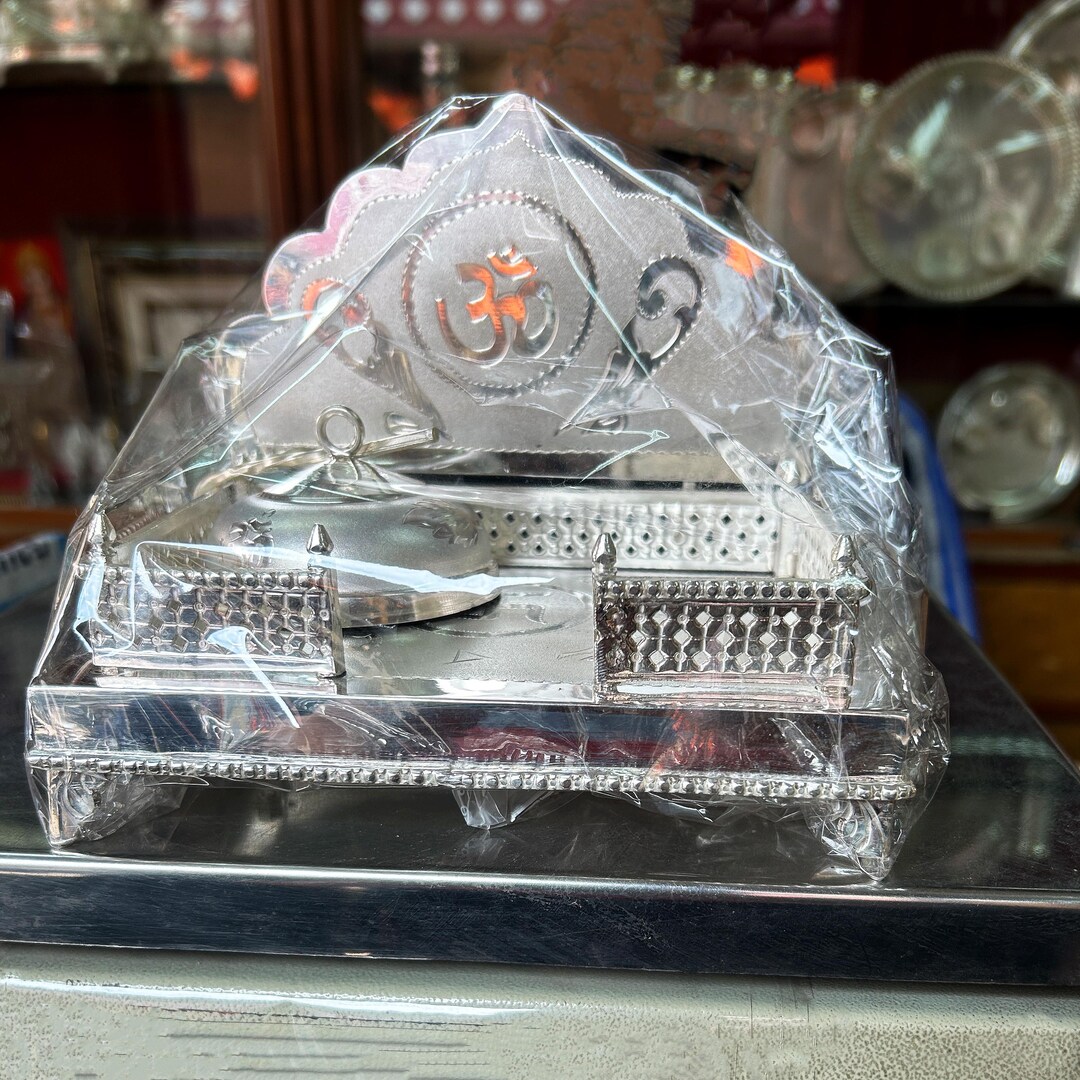 Singhasan de plata hecho a mano: Trono de Krishna grabado para Pooja ...