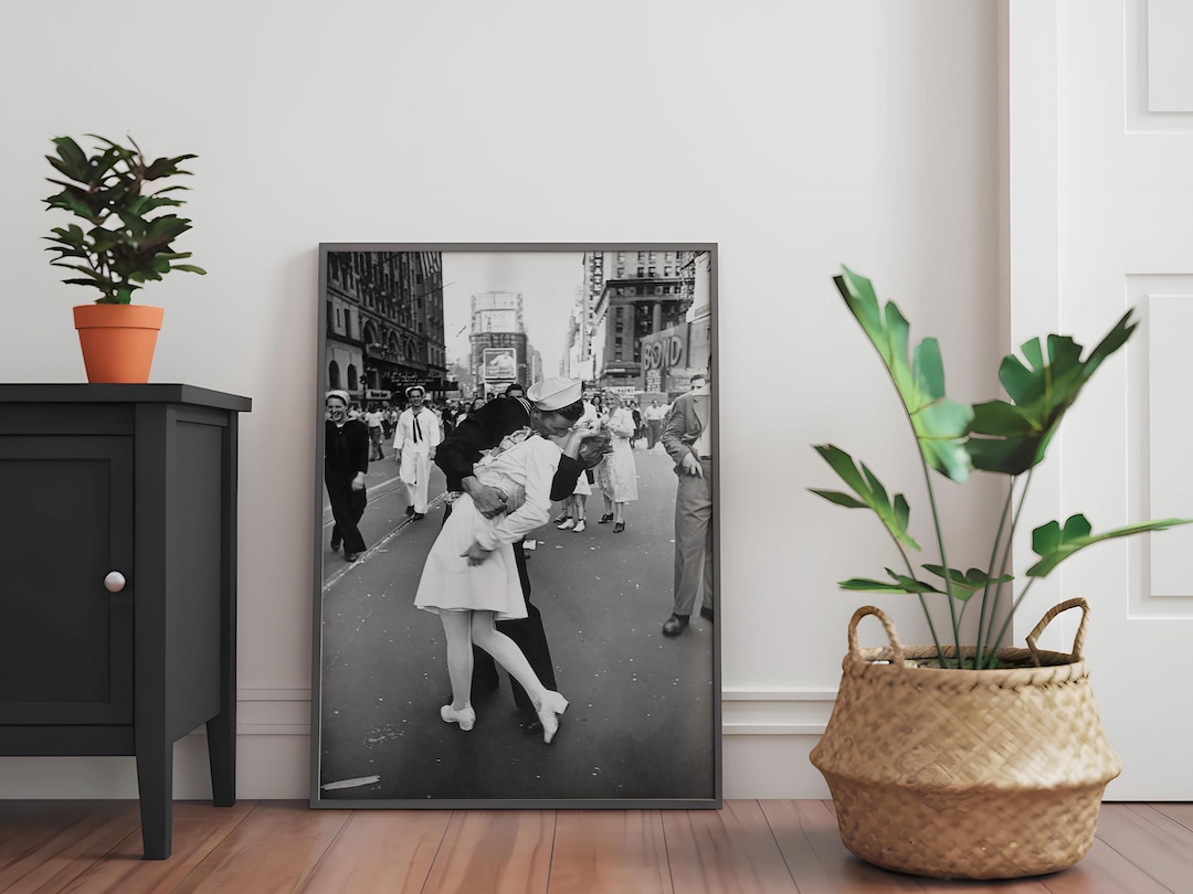 V-J Day Times Square Poster | Iconic Kissing Photo | Vintage WWII Print ...