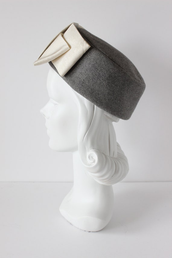 Vintage Hudson's Salon Grey and Ivory Bow Pillbox Hat - Gem