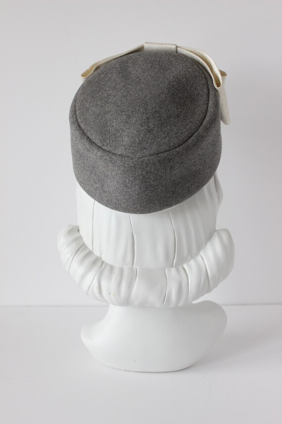 Vintage Hudson's Salon Grey and Ivory Bow Pillbox Hat - Gem