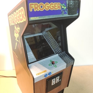 Miniature Arcade Machine, Frogger Game, 1/6 Scale (playscale, New Wave ...