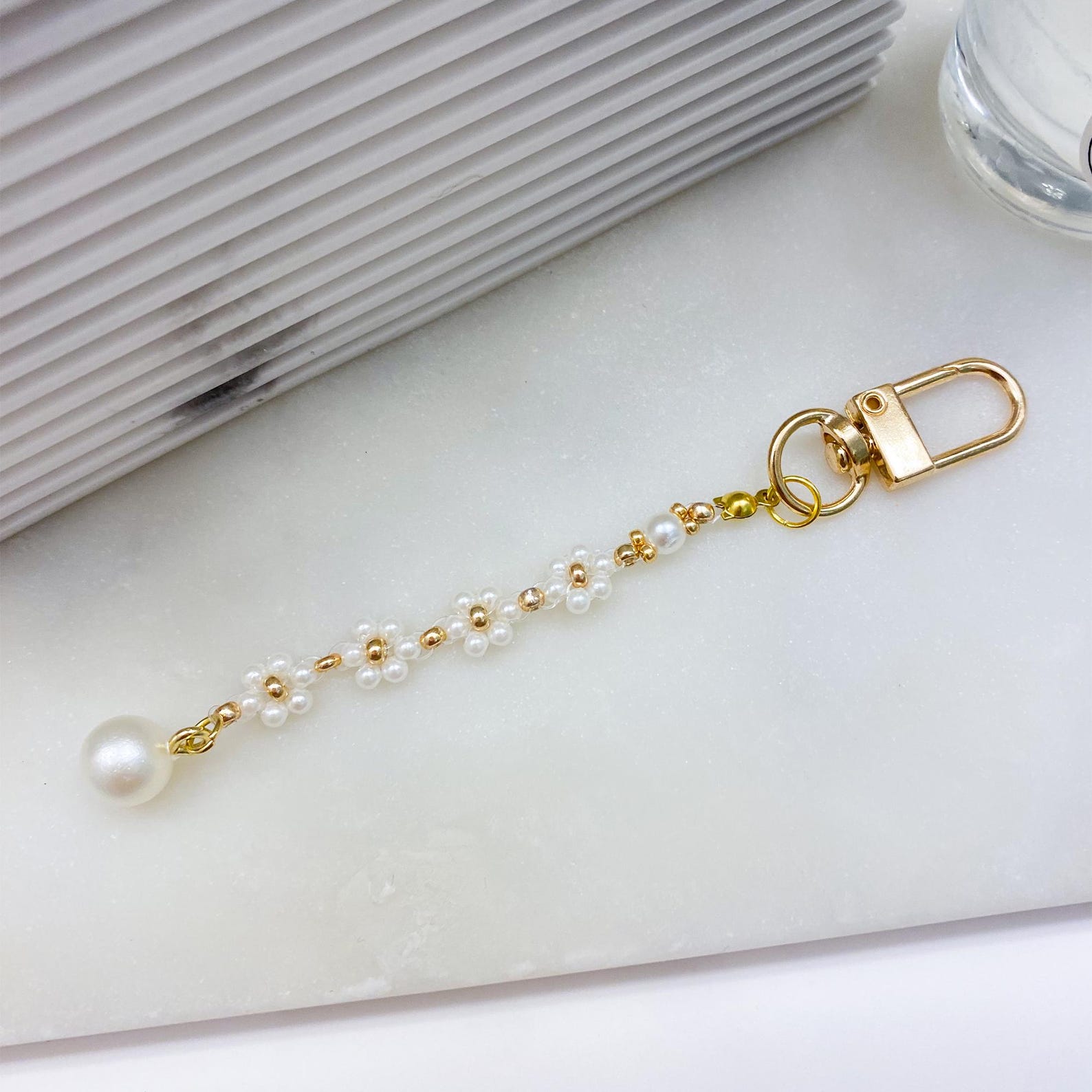 Pearl and Daisy Flower Keychain, Beaded Key Chain, Gift for Friend ...