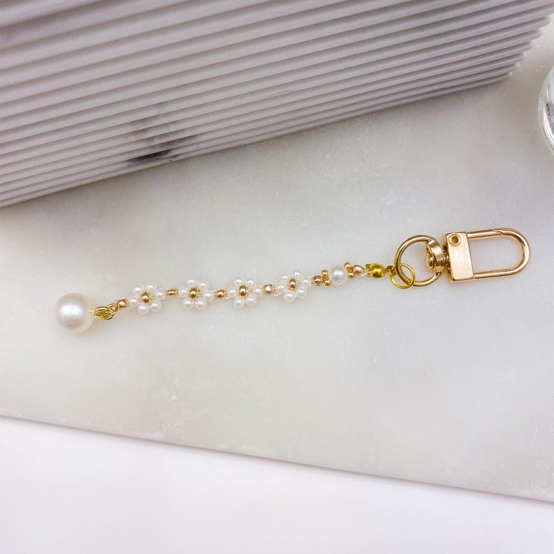 Pearl and Daisy Flower Keychain, Beaded Key Chain, Gift for Friend ...