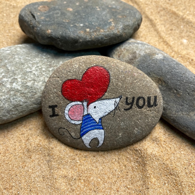 Hand-painted "i Love You" Mouse Stone, Painted Stones, Beach Stones ...