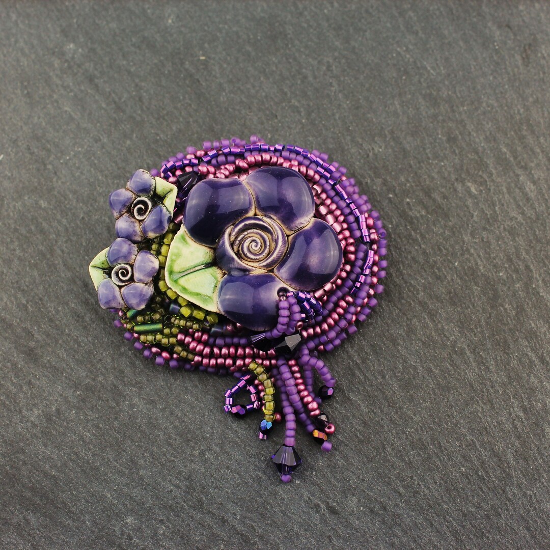 Broche en perles faite main : roses violettes en céramique, broderie de ...