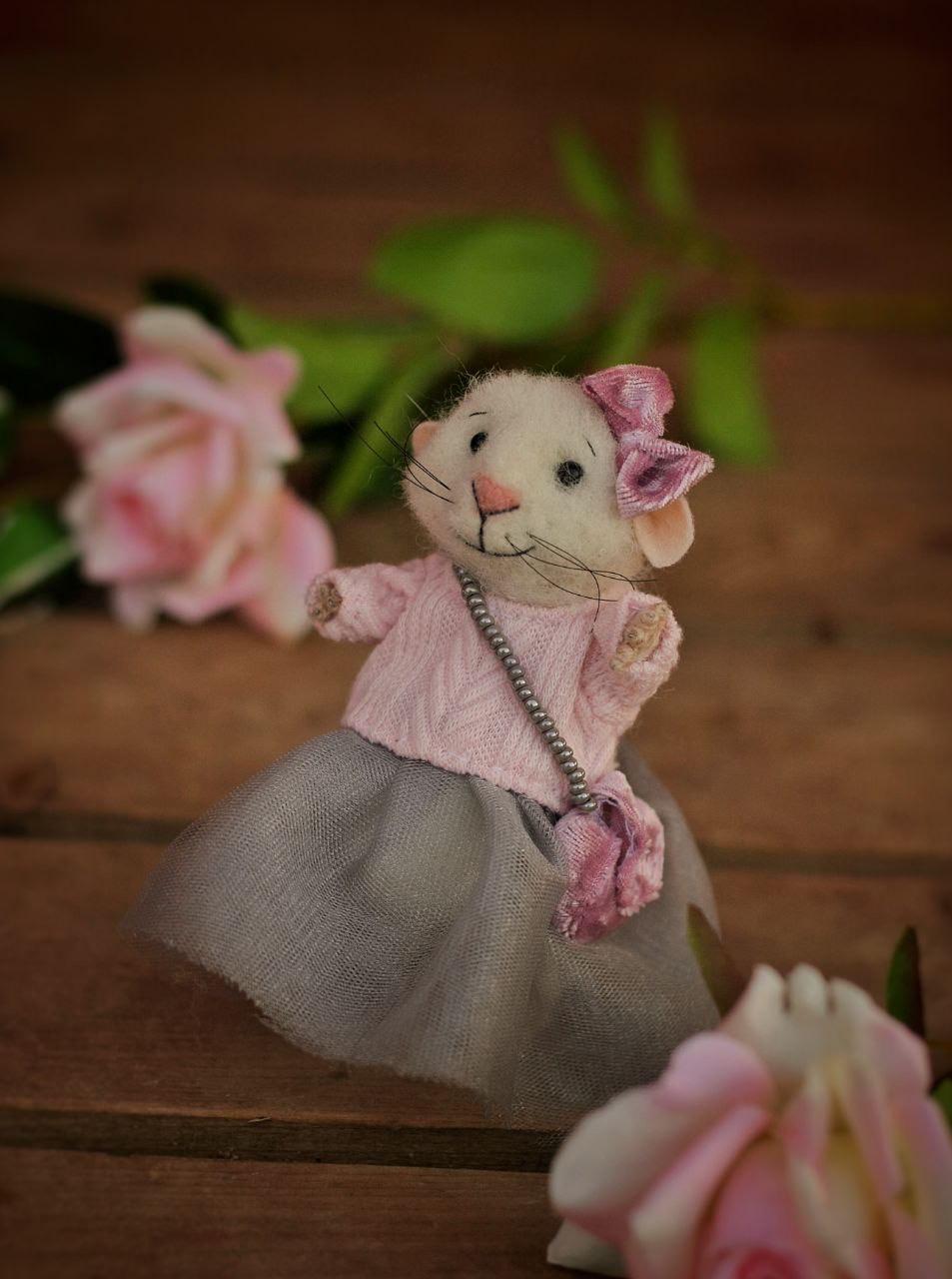 Needle Felted Girl Mouse in Rose, She Wears a Bow and Use a Little ...