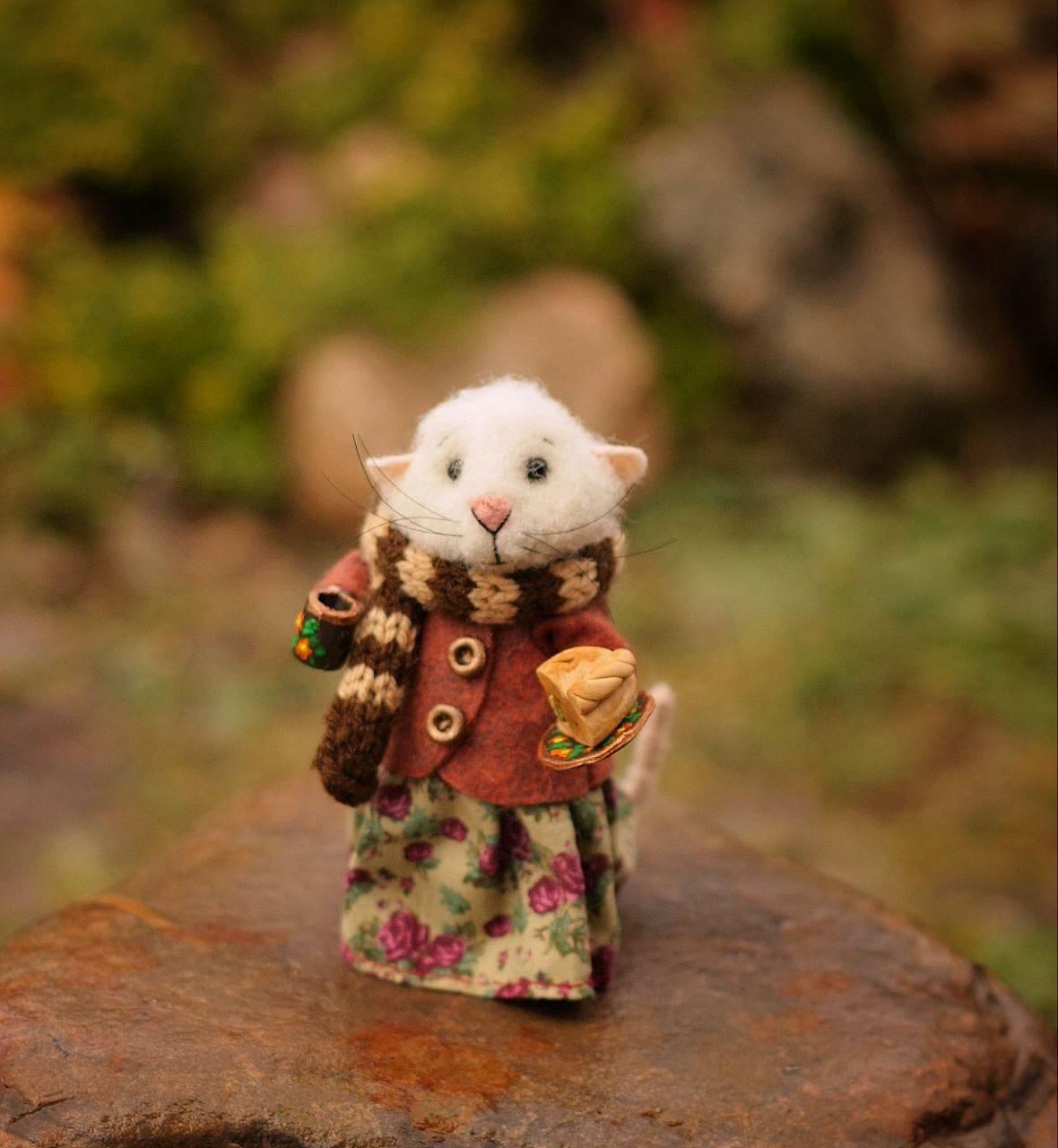 Needle Felted Lady With Piece of Apple Pie and a Mug, Wollen Mouse ...