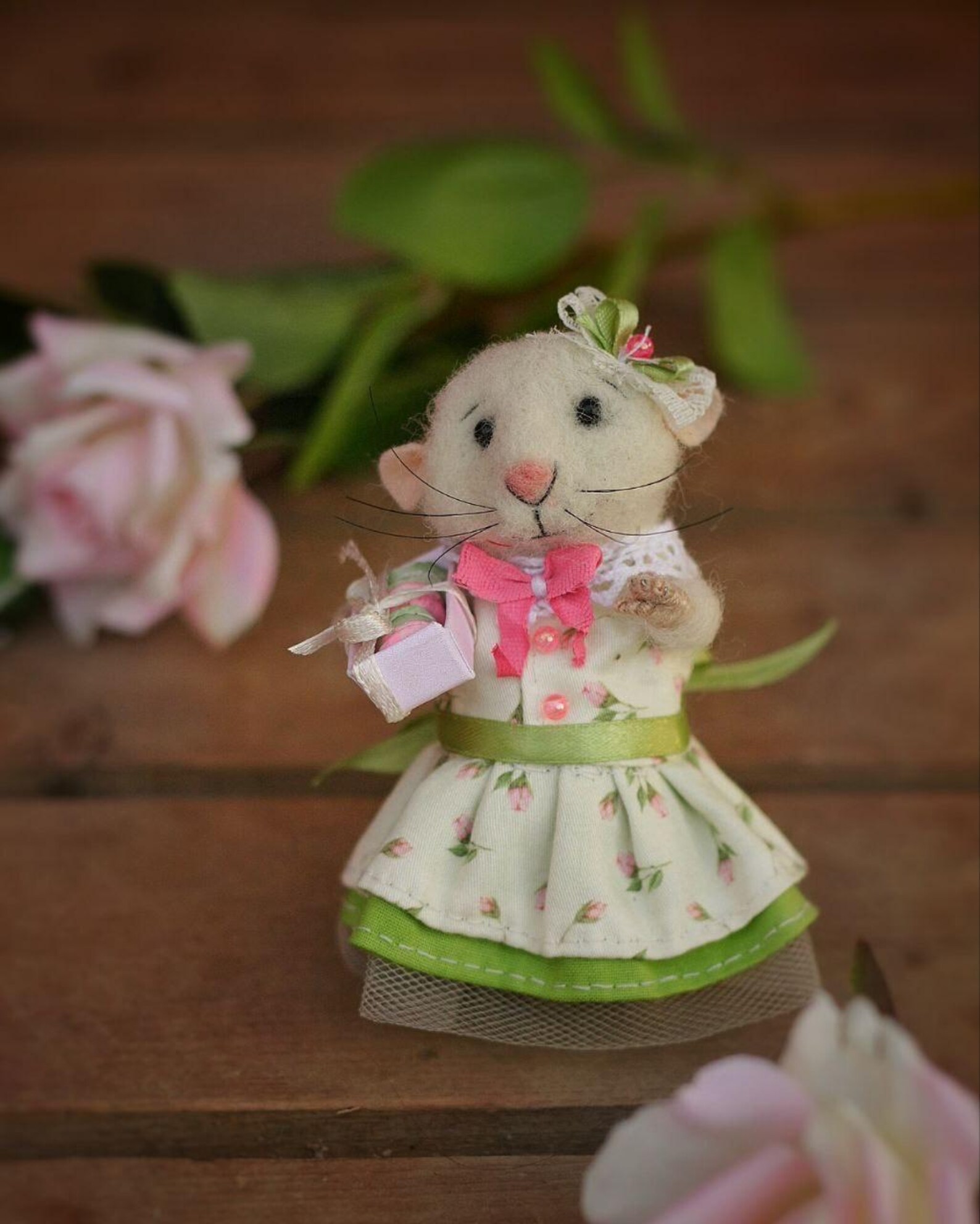 Needle Felted Girl Mouse With Macaroons, Mouse in Dress, Mouse With Box ...
