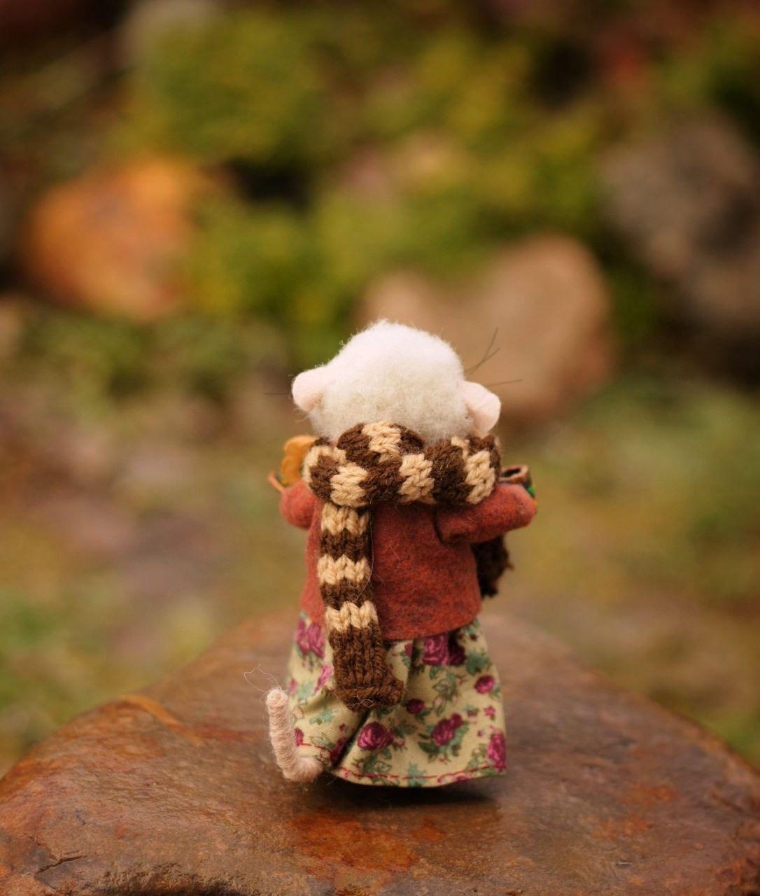 Needle Felted Lady With Piece of Apple Pie and a Mug, Wollen Mouse ...
