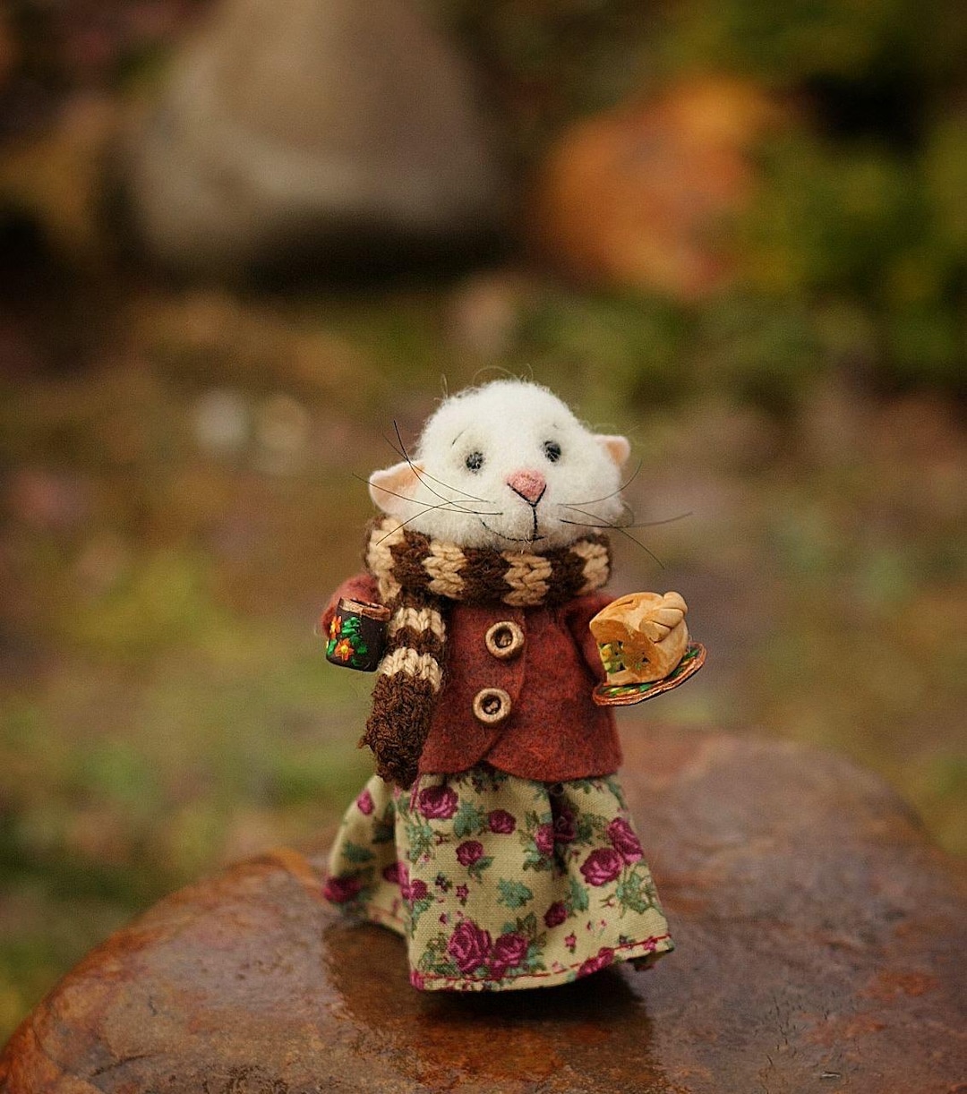 Needle Felted Lady With Piece of Apple Pie and a Mug, Wollen Mouse ...