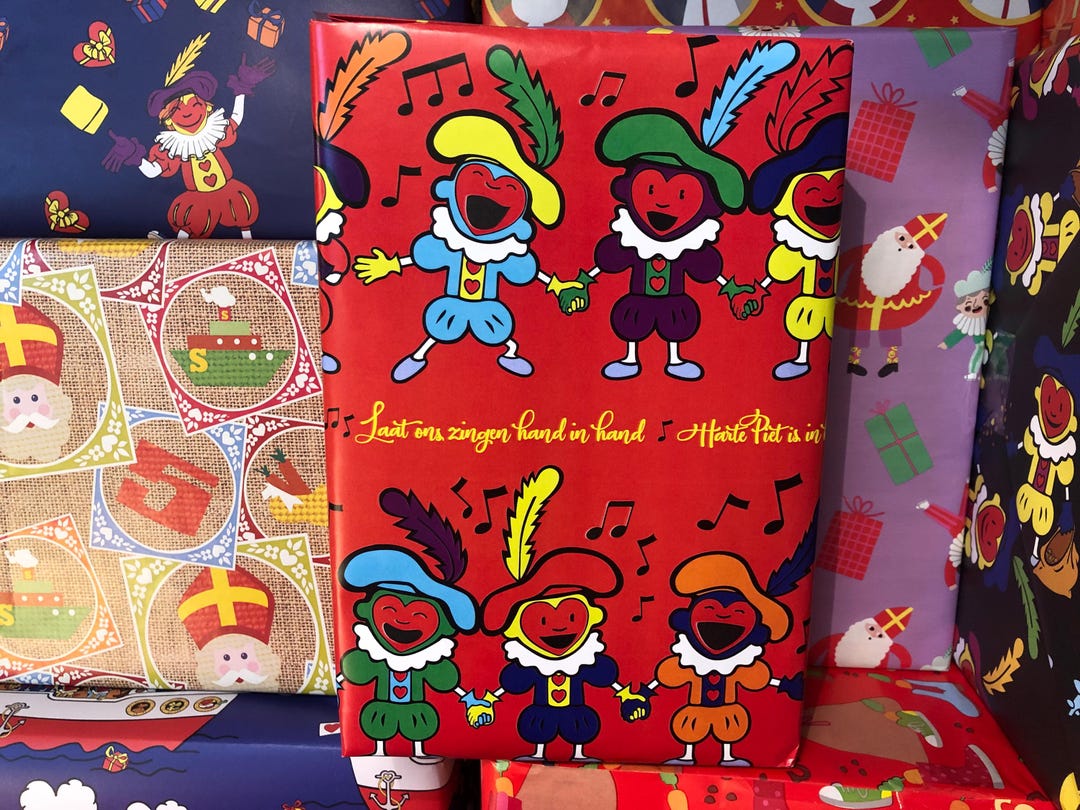 Sinterklaas Wrapping Paper SINGING HEART PIETJES on a Red and White ...