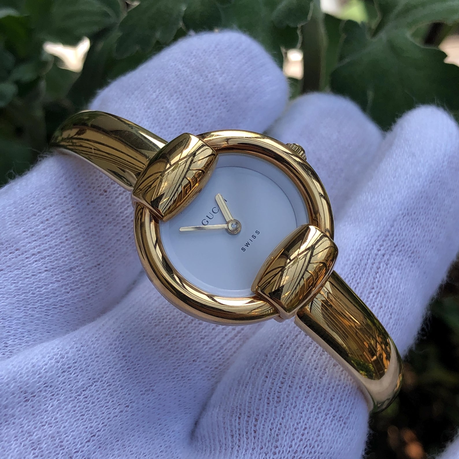 VINTAGE GUCCI 1400L Gold Plated Bangle Type Lady’s Horsebit Watch White ...