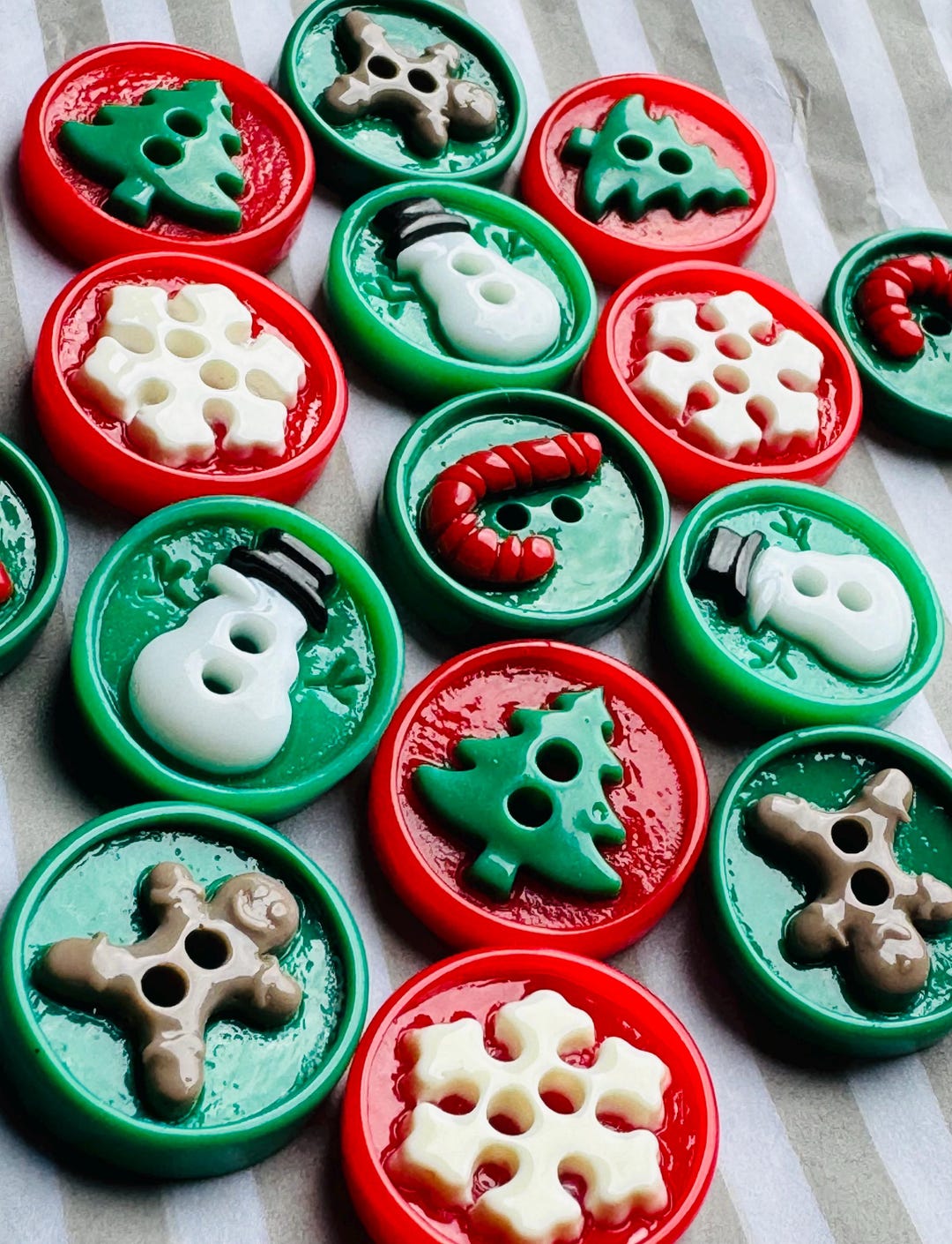 Christmas Buttons - 20mm Large Resin Christmas Buttons in Various ...