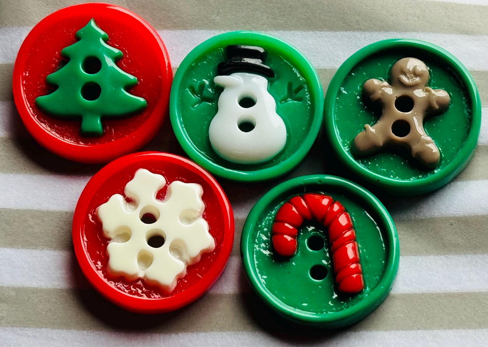 Christmas Buttons - 20mm Large Resin Christmas Buttons in Various ...