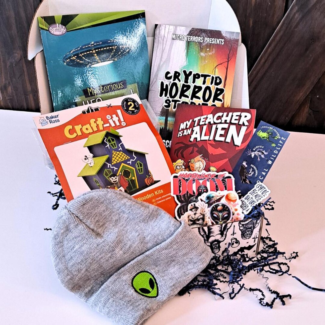 Medium Paranormal Gift Box: Mystery Books, Stickers, Bookmark - Ages 9 ...