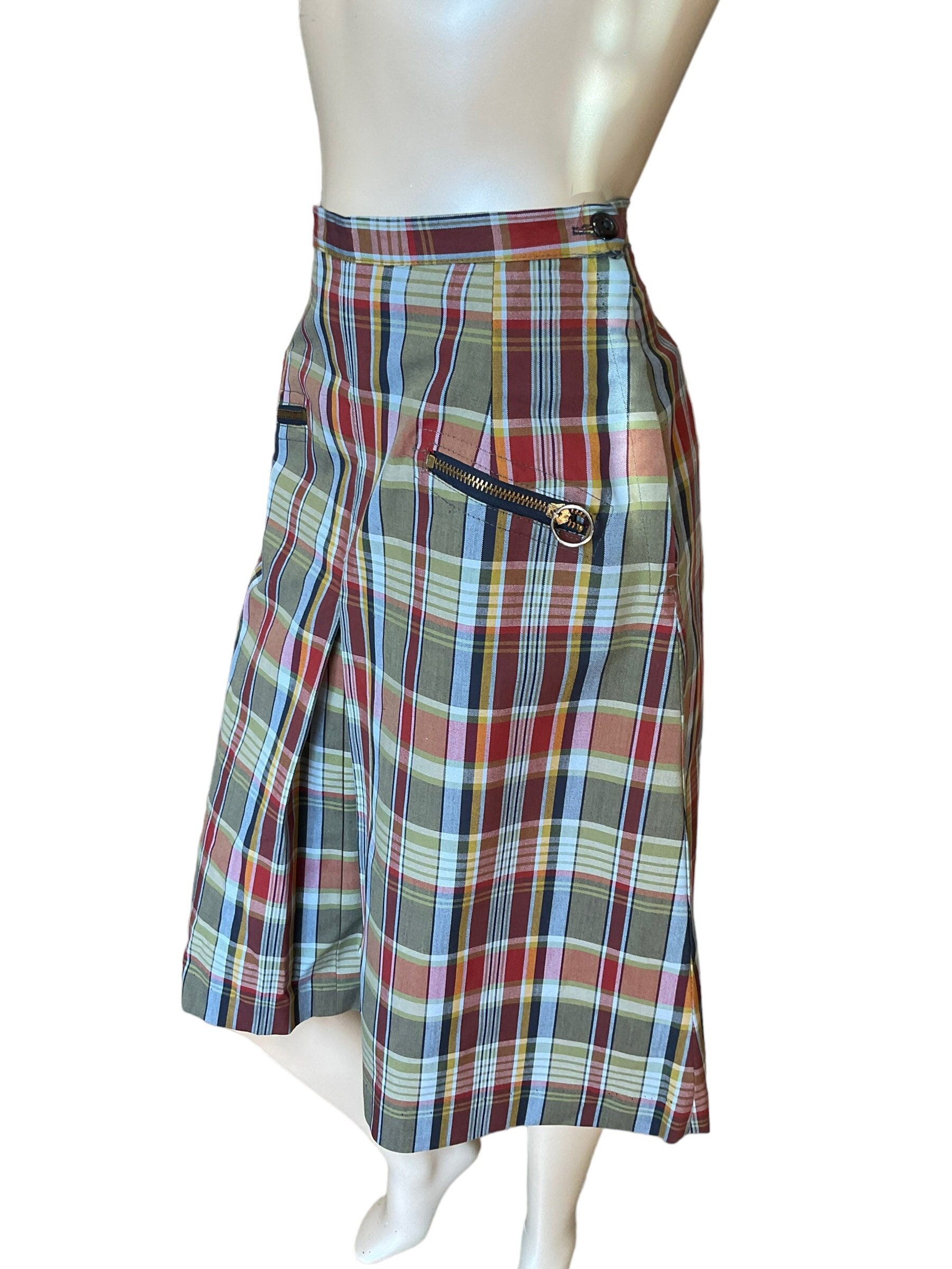 1960's Skirt With Zippered Pockets 26” Waist 38” Hips. as 1960's Skirt With Zippered Pockets 26” Waist 38” Hips. as