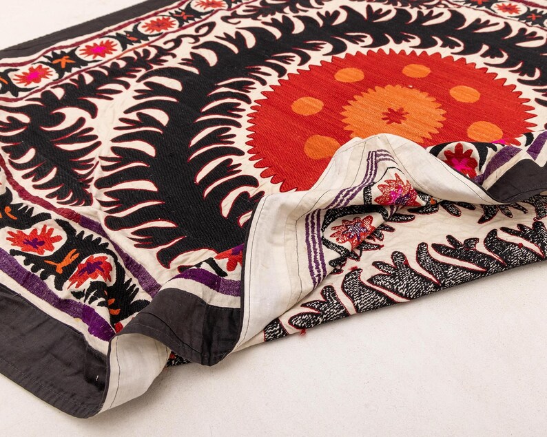 Hand Embroidered Suzani Textile Made of Silk and Linen [4'5x4'75] - Etsy