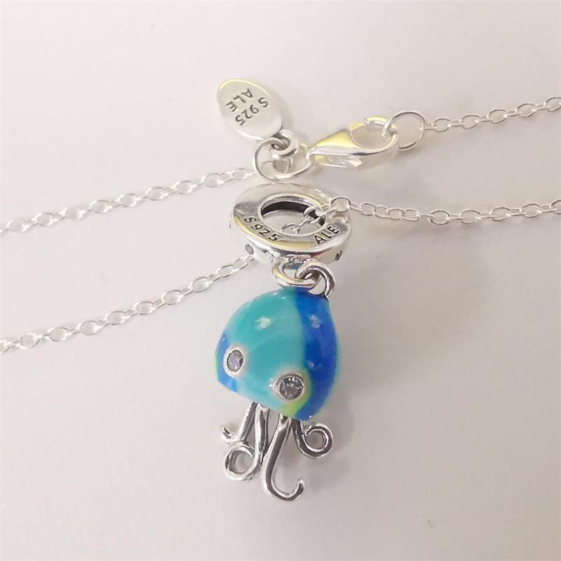 Conjunto de collar y pendientes colgantes de medusa que cambian de ...